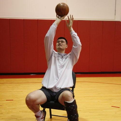 Injured Yao receives intensive training in Houston CCTV-International