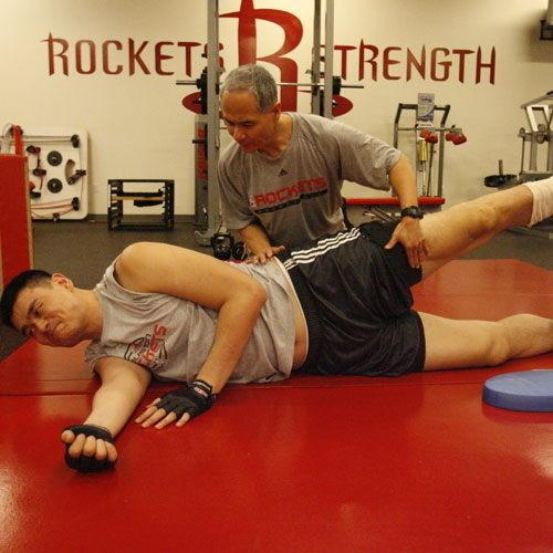 Injured Yao receives intensive training in Houston CCTV-International