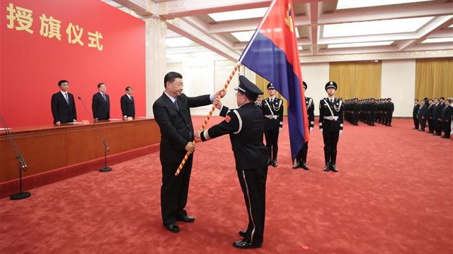 Xi confers flag on China's police force_英语频道_央视网(cctv.com)