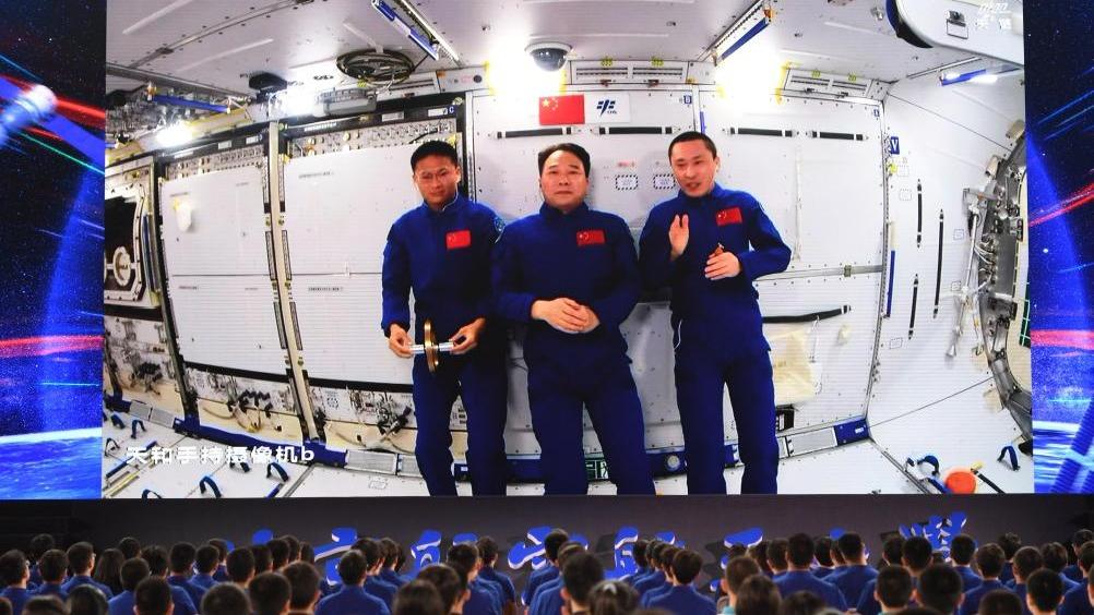 Chinese astronauts deliver lecture from space station_英语频道_央视网(cctv.com)