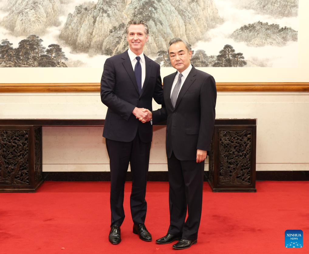 Senior Chinese diplomat meets California governor_英语频道_央视网(cctv.com)