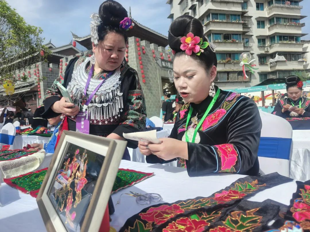 贵州台江千年苗绣赛巧手 霓裳银饰秀非遗_新闻频道_央视网(cctv.com)