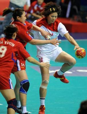 Chinese women handball put in brave effort against South Korea CCTV ...